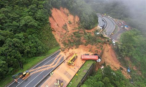 Deslizamento De Terra Na Br Mata Duas Pessoas No Paran Ajn