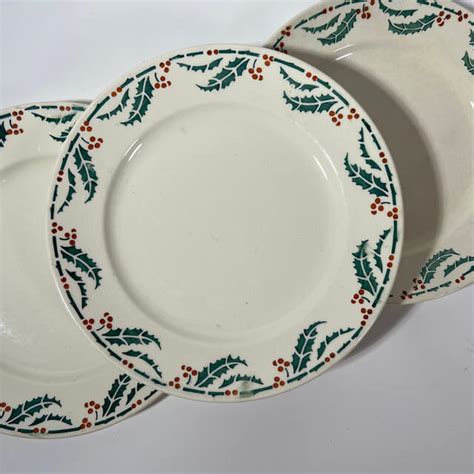 Trois assiettes plates Houx Lunéville Tata Faience
