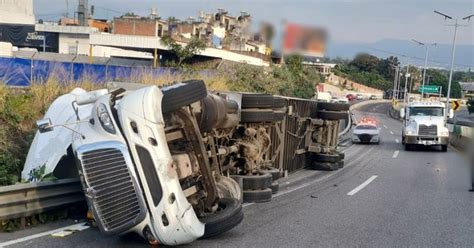 Qué pasó en la autopista México Cuernavaca Volcadura de tráiler causa