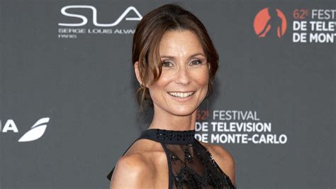 Jennifer Lauret Topless Sous Une Sulfureuse Robe Transparente Qui