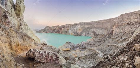 Foto panorámica del volcán Ijen o Kawah Ijen en idioma indonesio