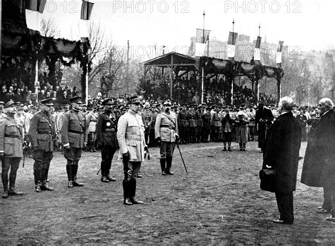Remise du baton de maréchal au maréchal Pétain par le président