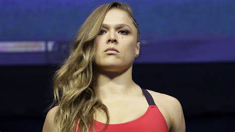 Ronda Rousey impacta posando desnuda en una sesión de fotos bodypaint