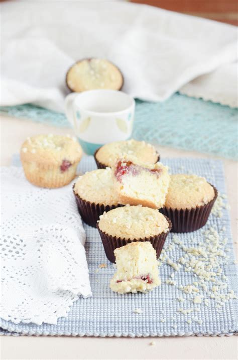 Muffin Alle Mandorle Con Cuore Alla Confettura Di Amarene Zucchero E