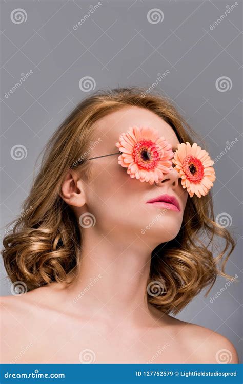 Vue D Angle Faible Des Verres De Port De Fille Nue Avec Des Fleurs