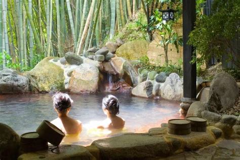 Cảnh sát Nhật triệt phá đường dây quay lén phụ nữ tắm suối nước nóng