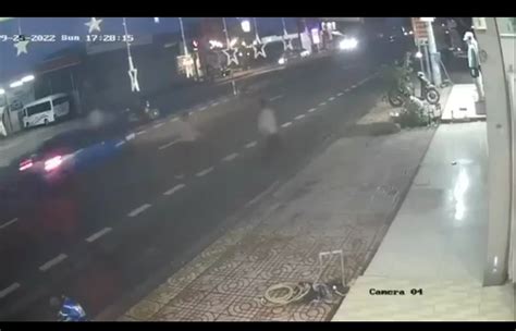 CLIP Kinh hoàng ôtô tông người đàn ông bay lên cao