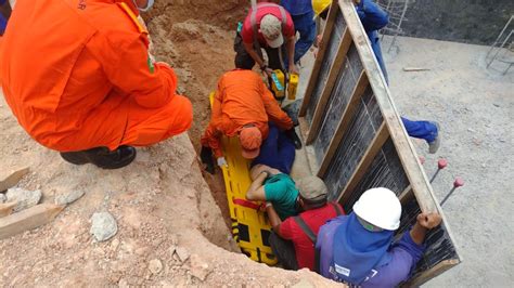 Operário fica ferido após cair em buraco ao descer escada de canteiro