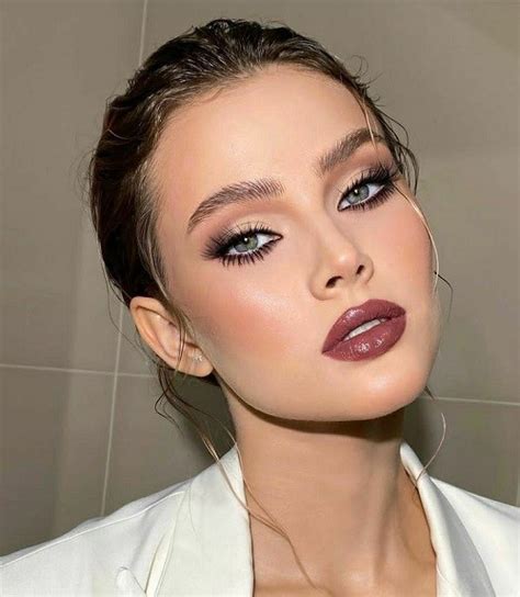 چگونه اغراقآمیز و در عین حال جذاب آرایش کنیم چی بپوشم