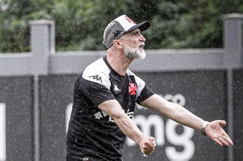 Motivos que fizeram a diretoria do Vasco perder a paciência Álvaro