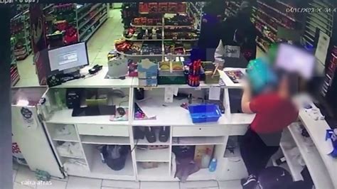 Câmera flagra assalto à mão armada em Farmácia na rua Jacarezinho