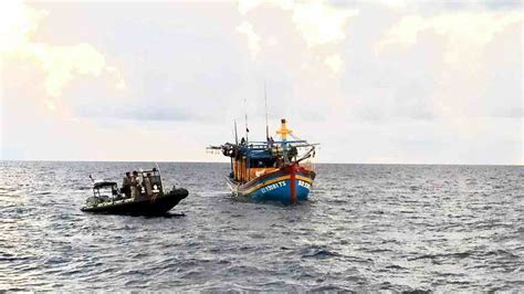 Curi Ikan Di Laut Natuna Bakamla RI Tangkap Kapal Ikan Asing Ilegal