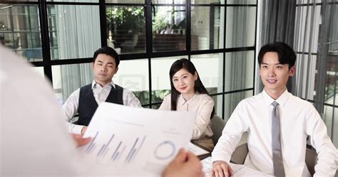 汇报工作视频模板 职员在会议上向大家汇报工作 实拍视频免费下载 mov格式 4096像素 编号50482726 千图网