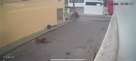 Homem morre e dois ficam feridos após serem baleados por dupla em moto