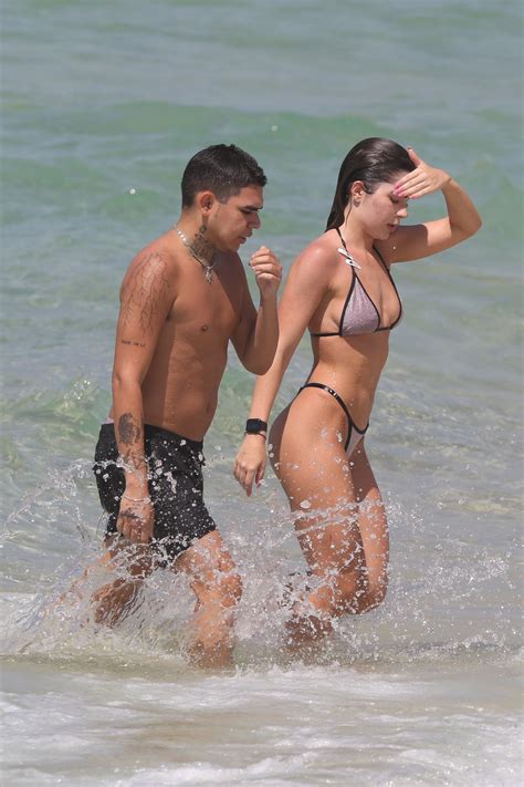 Jade Picon aproveita manhã de sol para jogar futevôlei em praia no Rio