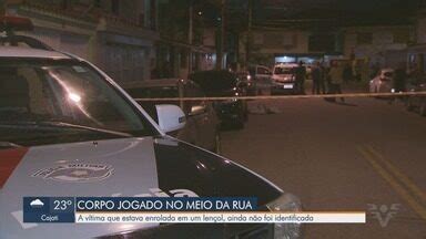 Jornal Tribuna 1ª Edição Corpo enrolado em lençol é deixado em rua na