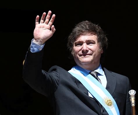 A horas de su asunción Javier Milei firmó su primer decreto de