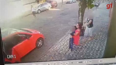 Mãe filmada tirando o filho da avó contratou motorista para ajudá la a