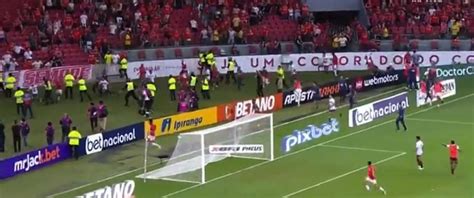 Torcedor do Inter invade campo criança no colo e agride jogador e