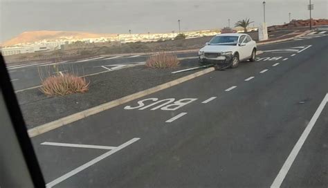 Se sale de la vía choca contra una farola y abandona su coche en Playa