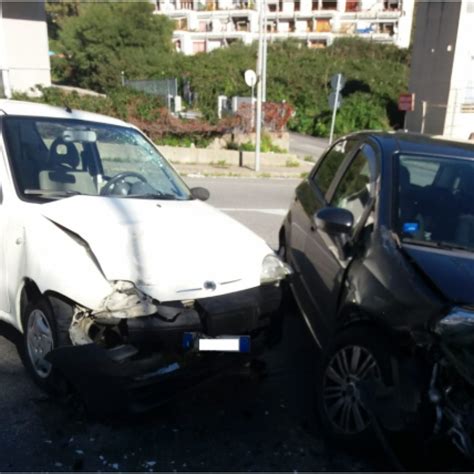 Incidente A Messina Scontro Tra Auto E Scooter Due Feriti Gazzetta