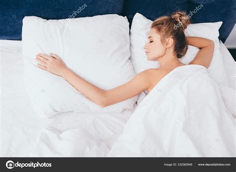 Belle Femme Nue Dormant Lit Matin Image Libre De Droit Par