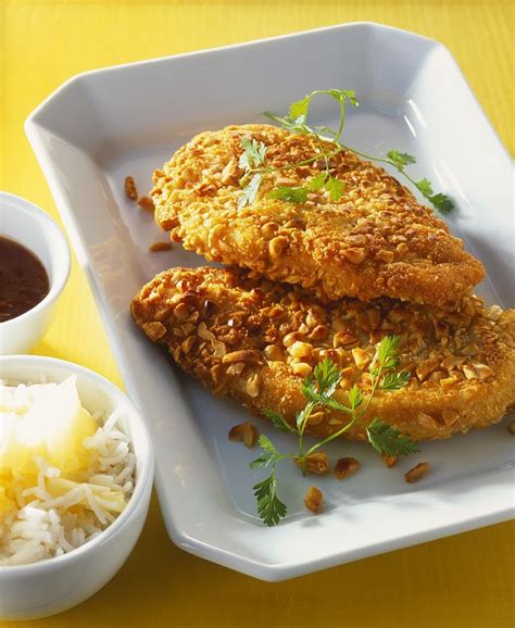 Panierte Hähnchenbrust mit Ananasreis Rezept EAT SMARTER
