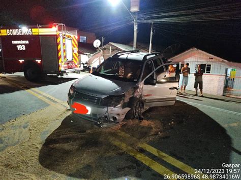 Duas Pessoas Ficam Feridas Ap S Colis O Entre Carros E Moto