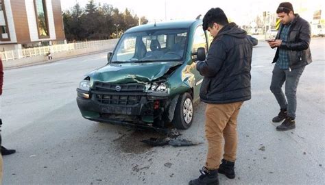 Kuluda otomobille hafif ticari araç çarpıştı