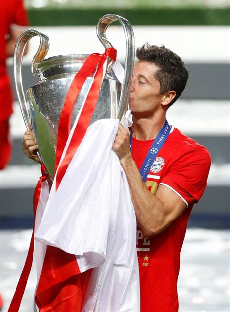 Robert Lewandowski z pucharem Ligi Mistrzów Super Express