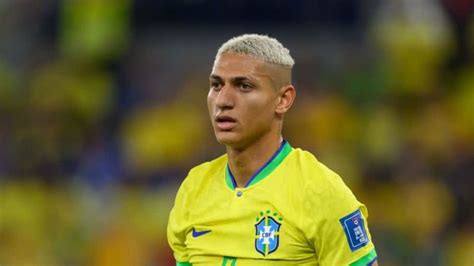 Fã faz tatuagem rosto de Richarlison como homenagem ao jogador