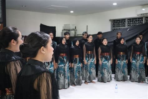 Berbalut Kostum Berwarna Hitam Dan Dipadupadankan Dengan Batik Tim