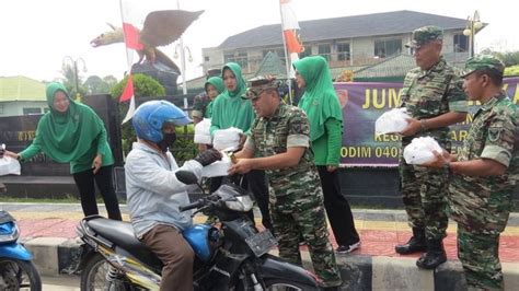 Gelar Jumat Berkah Kodim 0402 OKI Berikan Nasi Kotak