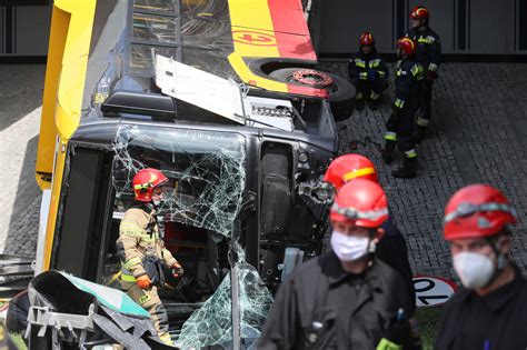 Śmiertelny wypadek w Warszawie Autobus spadł z wiaduktu ZOBACZ