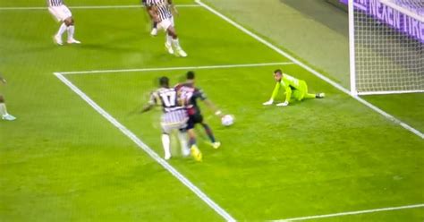 Juventus Graziata Mancano Rigore E Rosso Per Fallo Di Iling Bologna