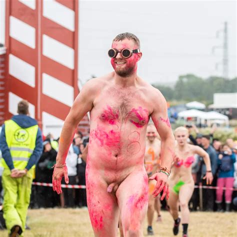 FOTOSERIE Fart over feltet i Roskilde Festivals nøgenløb