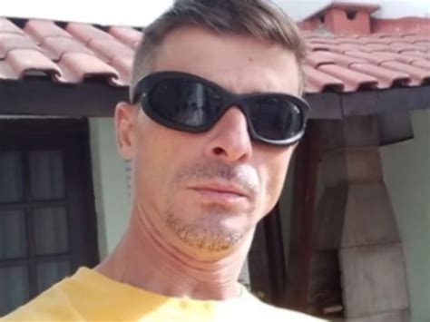 Homem morre após levar facada no pescoço na frente da esposa e filha