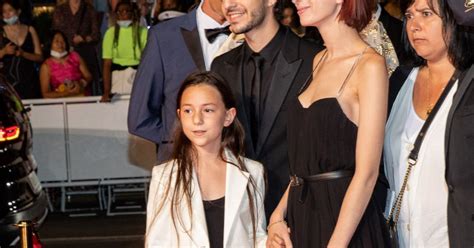 Alice Ben et Joe Attal les enfants de Charlotte Gainsbourg Montée