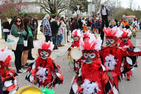 Milhares De Crian As V O Desfilar Na Mealhada Num Carnaval De Palmo E