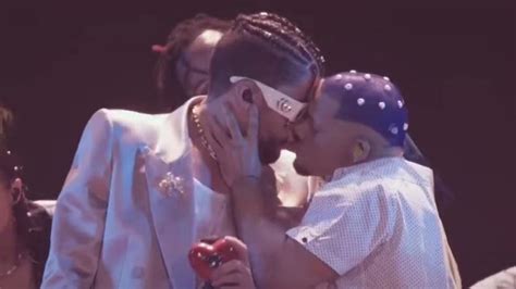 El Comentado Beso De Bad Bunny Con Uno De Sus Bailarines Durante Su