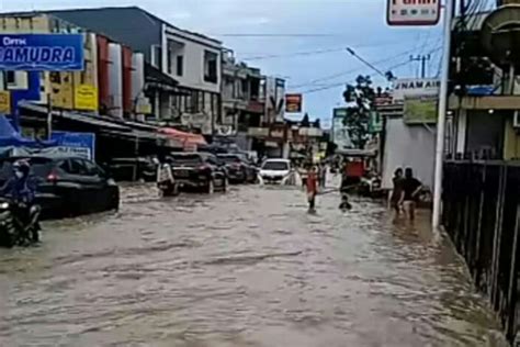 30 Kawasan Di Samarinda Tergenang Banjir Akibat Hujan Petir ANTARA