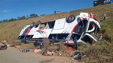 SP Ônibus cai em ribanceira e deixa ao menos três mortos Andorinha Zoom
