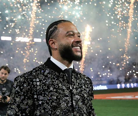 Corinthians volta atrás sobre contrato Depay