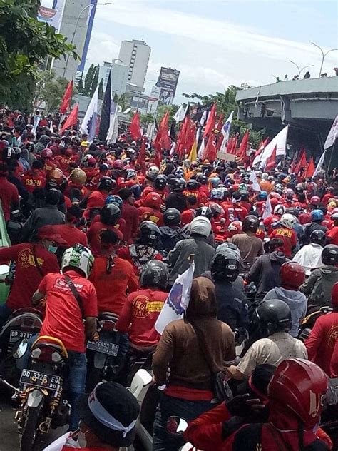 Peringati May Day Ratusan Buruh Aksi Di Fly Over Fajar