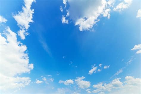 Cielo Azul Con Nubes Blancas Suaves Foto Premium
