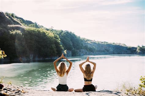 Pratiquer le yoga plein air à deux Ce qui nous relie