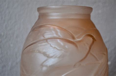 Vase aux oiseaux en verre pressé moulé rose L atelier Belle Lurette