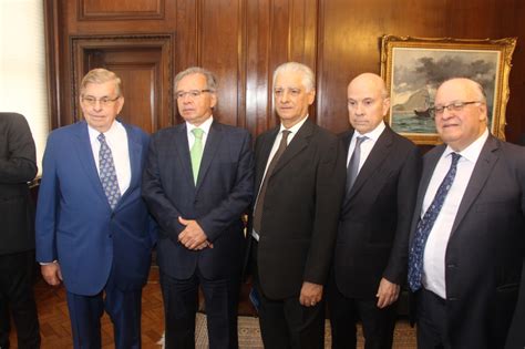 Ministro Paulo Guedes faz balanço da economia em palestra na Associação