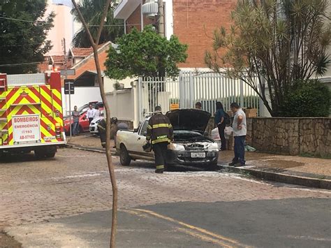 Carro pega fogo e moradores ajudam a apagar as chamas no bairro Cambuí