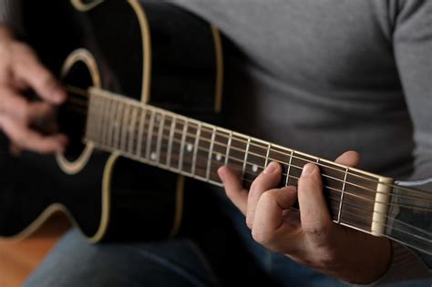 Tocando La Guitarra Rasgueando La Guitarra Ac Stica Negra M Sico Toca